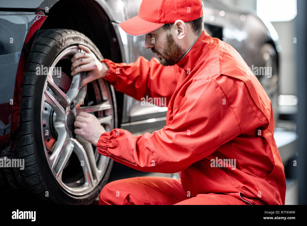 Tyre fitting Banque de photographies et d’images à haute résolution - Alamy
