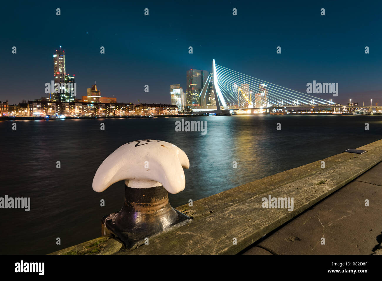 L'horizon de Rotterdam et Erasmusbrug. La ville de Rotterdam aux Pays ...