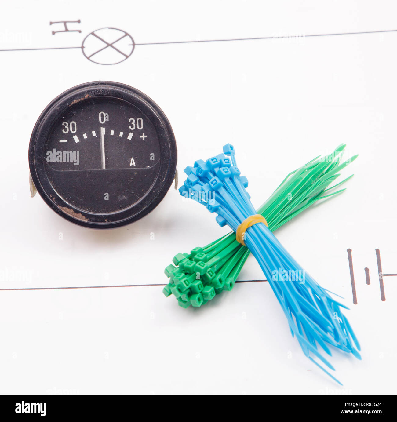 Détonateur électrique Banque de photographies et d’images à haute ...