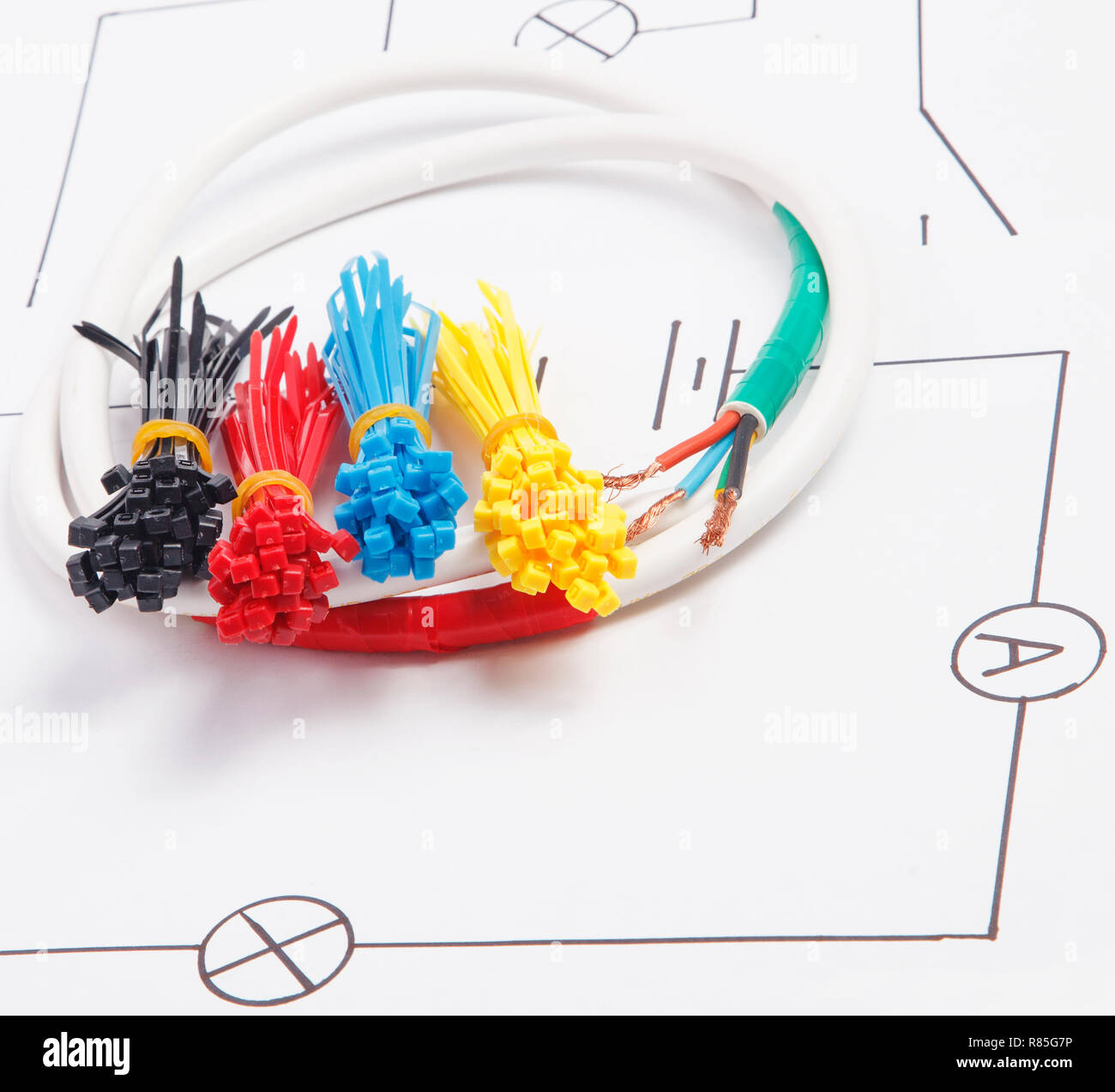 Les attaches en plastique et câble électrique sur un fond de la schéma ...