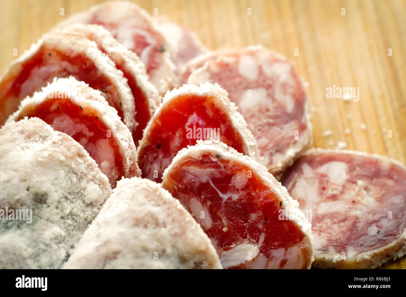 Saucisses de porc sur planche de bois Banque de photographies et d’images à haute résolution - Alamy