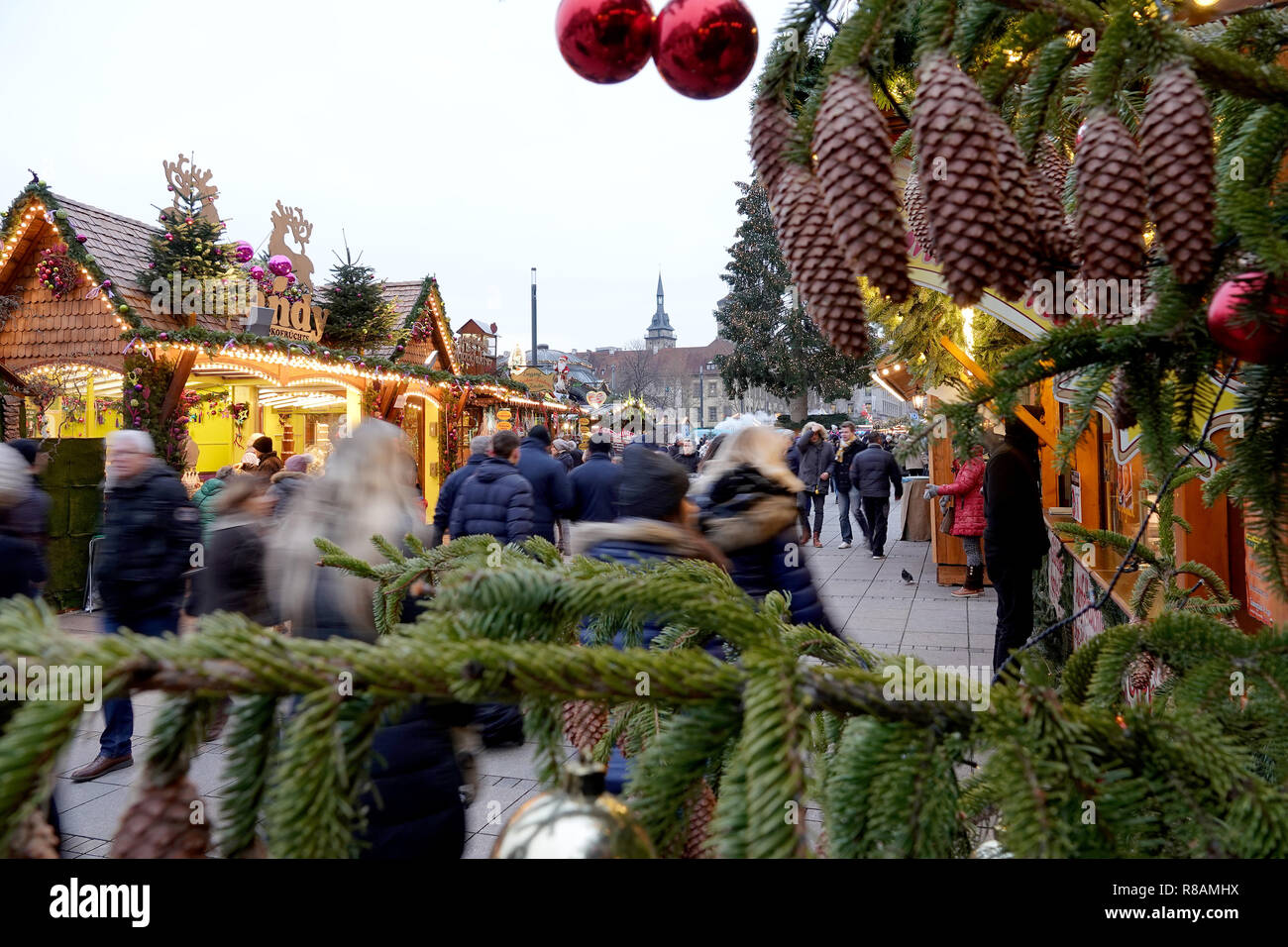 14 décembre 2018, Bade-Wurtemberg, Stuttgart : les visiteurs à pied sur ...