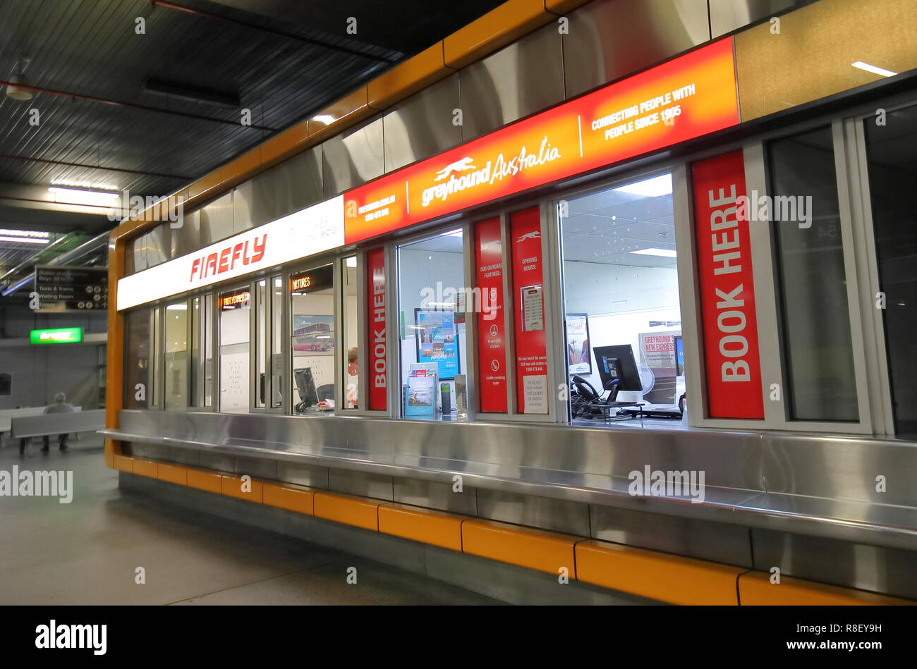Le bureau de vente des billets de bus longue distance de la gare de ...
