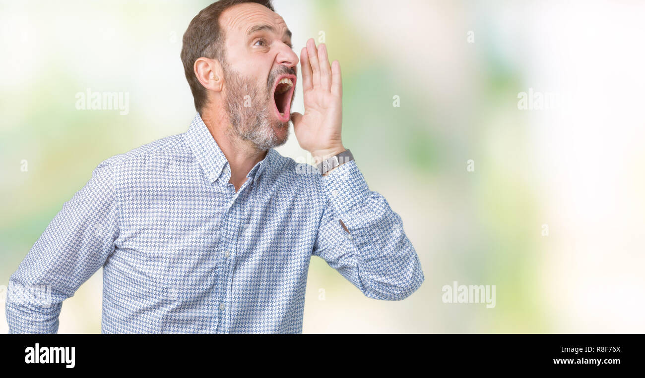 Beau moyen-âge senior homme élégant sur fond isolé de crier et de crier ...