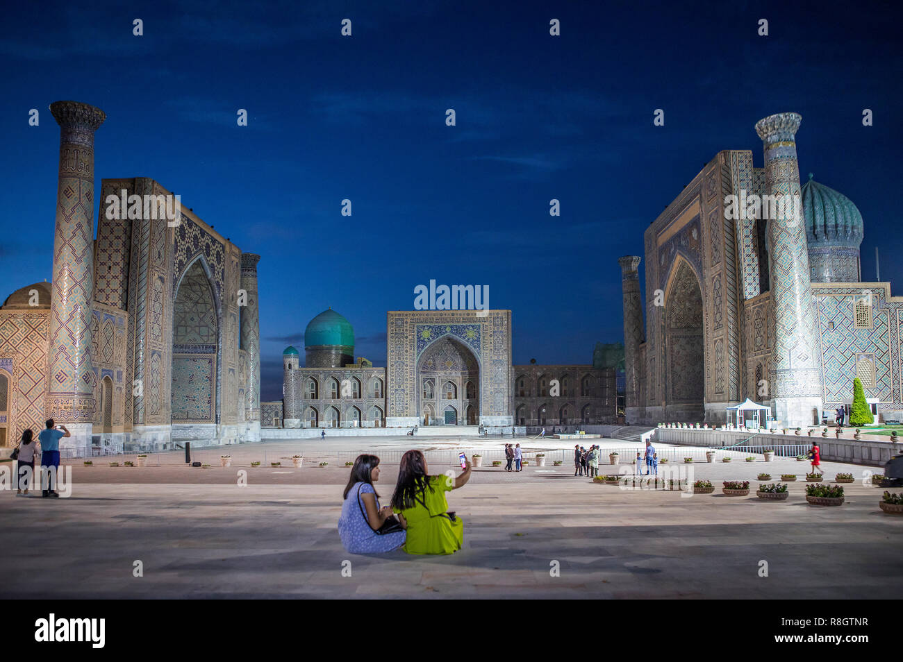 Girls samarkand uzbekistan Banque de photographies et d’images à haute ...