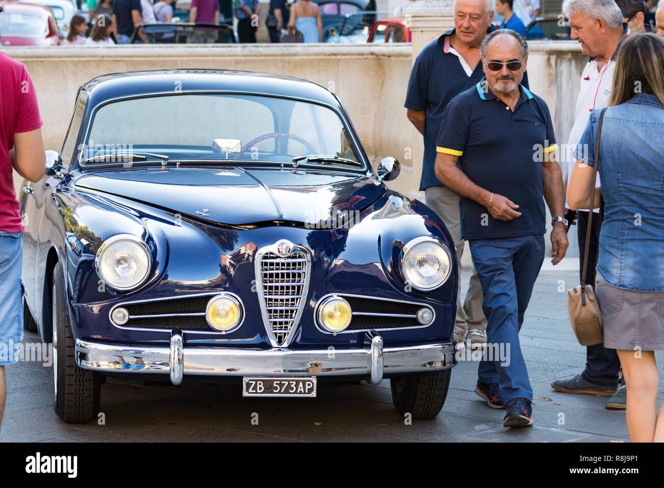Alfa romeo vintage car logo Banque de photographies et d’images à haute ...
