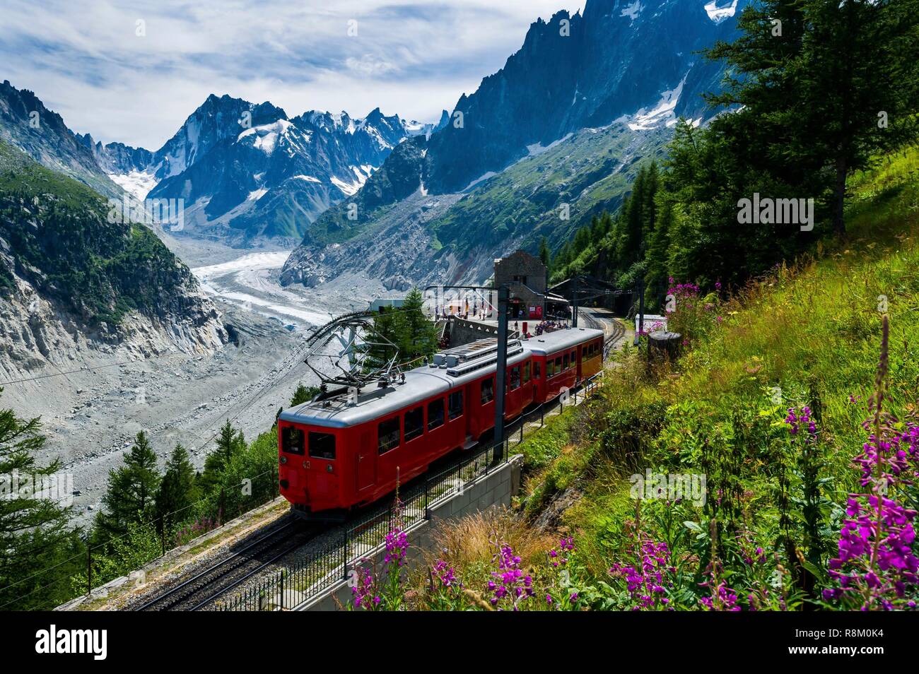 France, Chamonix-Mont Blanc, Haute-Savoie, petit train de Montenvers en ...