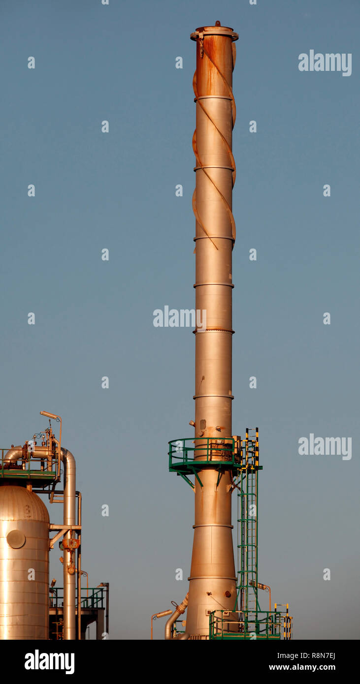 Détails d'une grande raffinerie de pétrole et powerplant Photo Stock ...