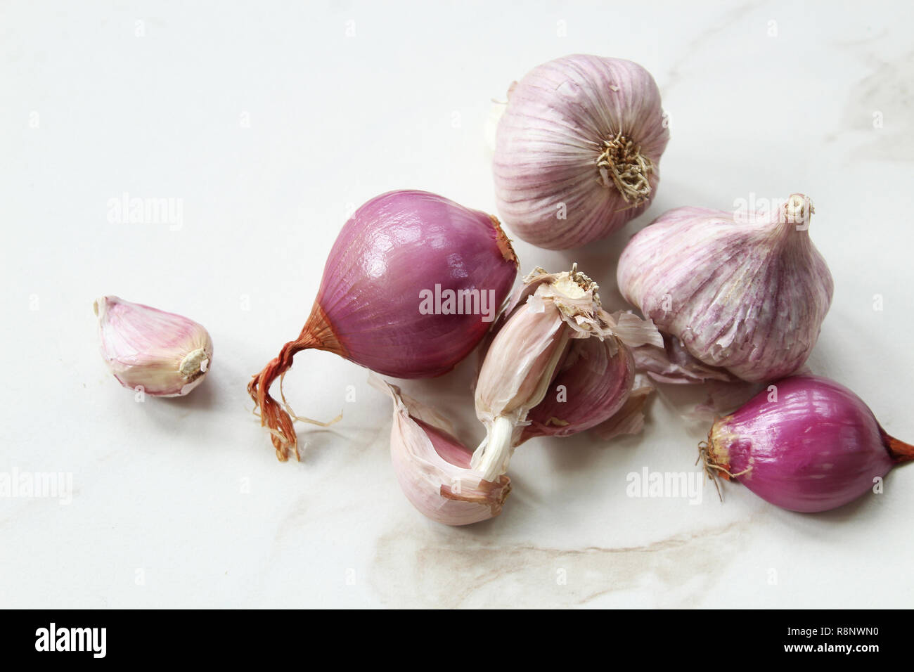 échalotes pelées Banque de photographies et d’images à haute résolution ...