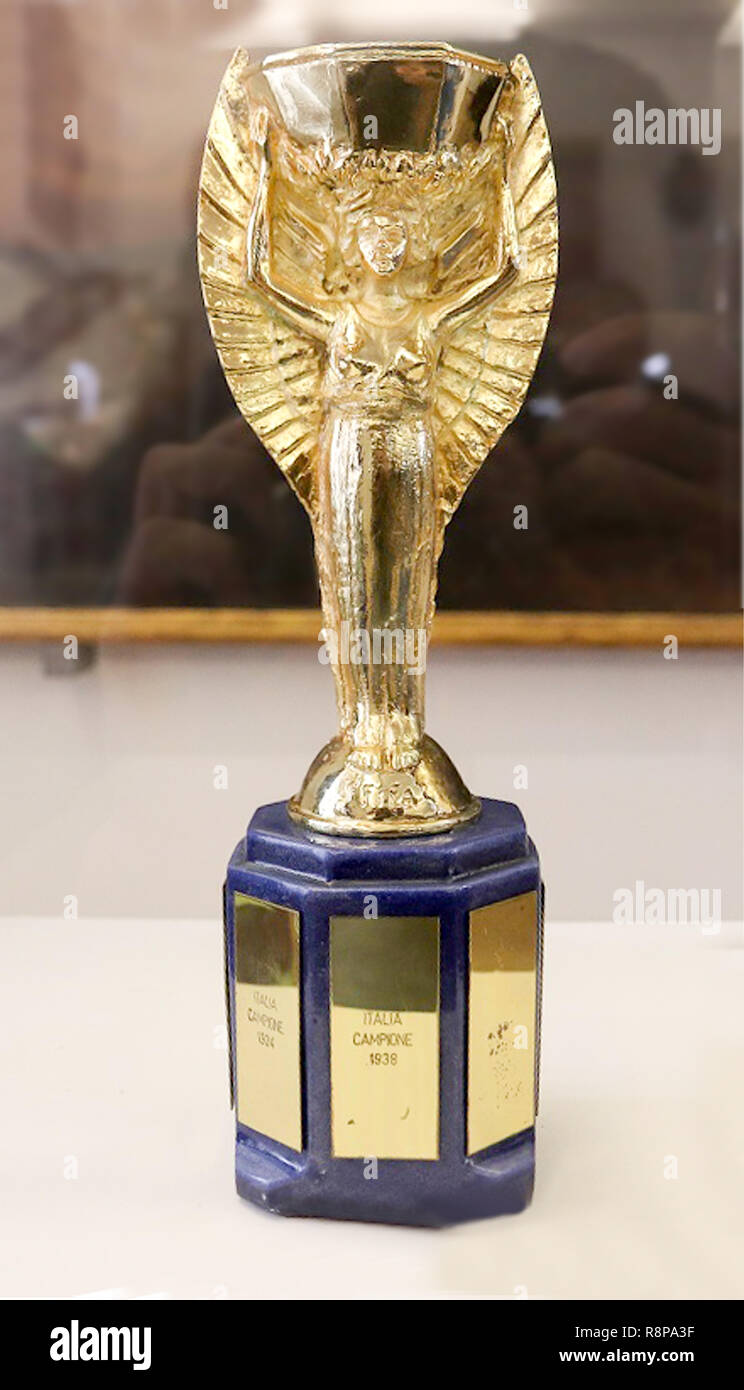 La Coupe Jules Rimet, coupe du monde de football. Italie 1934 et 1938 ...