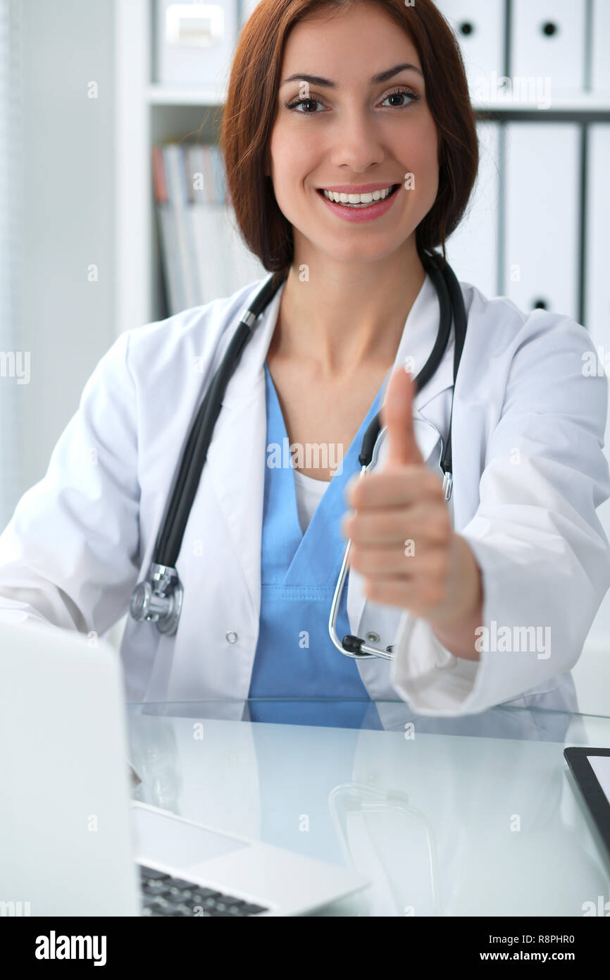 Médecin qui fait un pouce Banque de photographies et d’images à haute ...