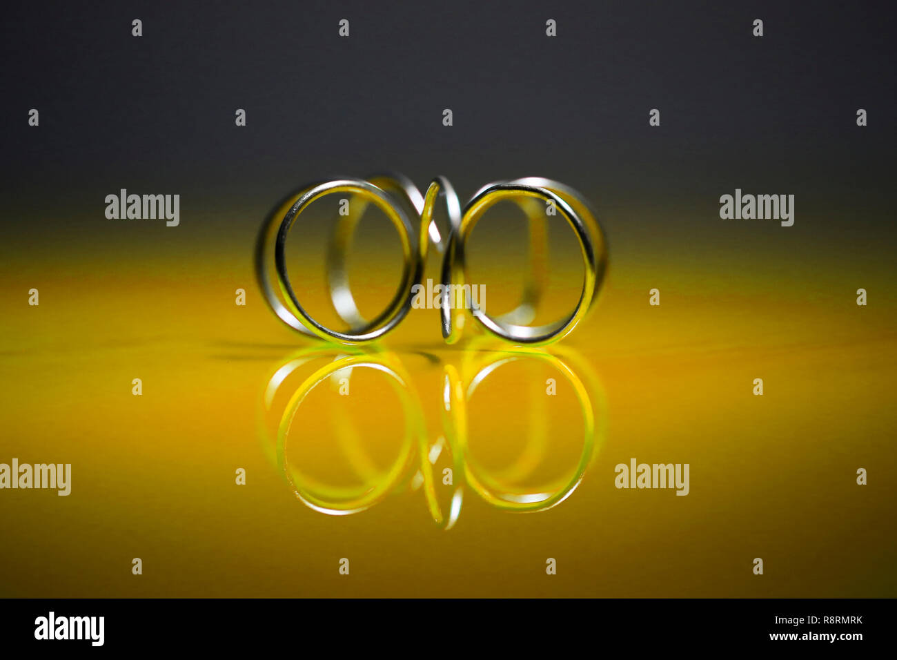 Anneaux jaunes Banque de photographies et d’images à haute résolution ...