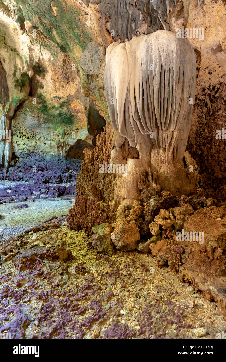 L'Asie, Philippines, Îles Camotes, belles formations rocheuses à ...