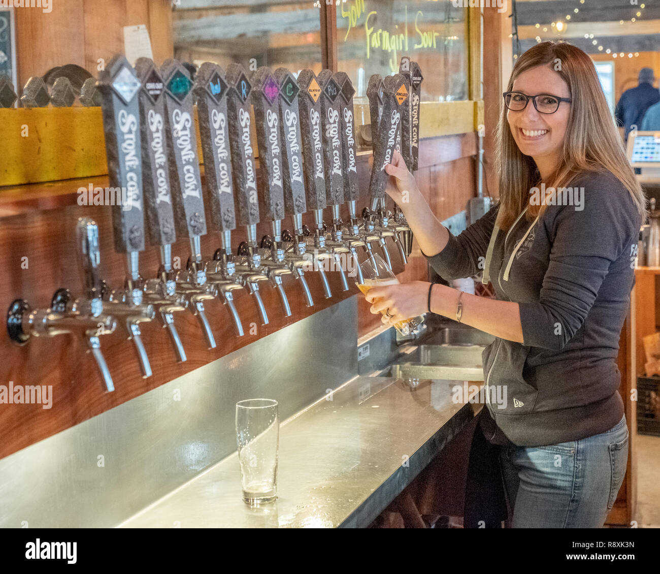 Woman bartender Banque de photographies et d’images à haute résolution - Alamy