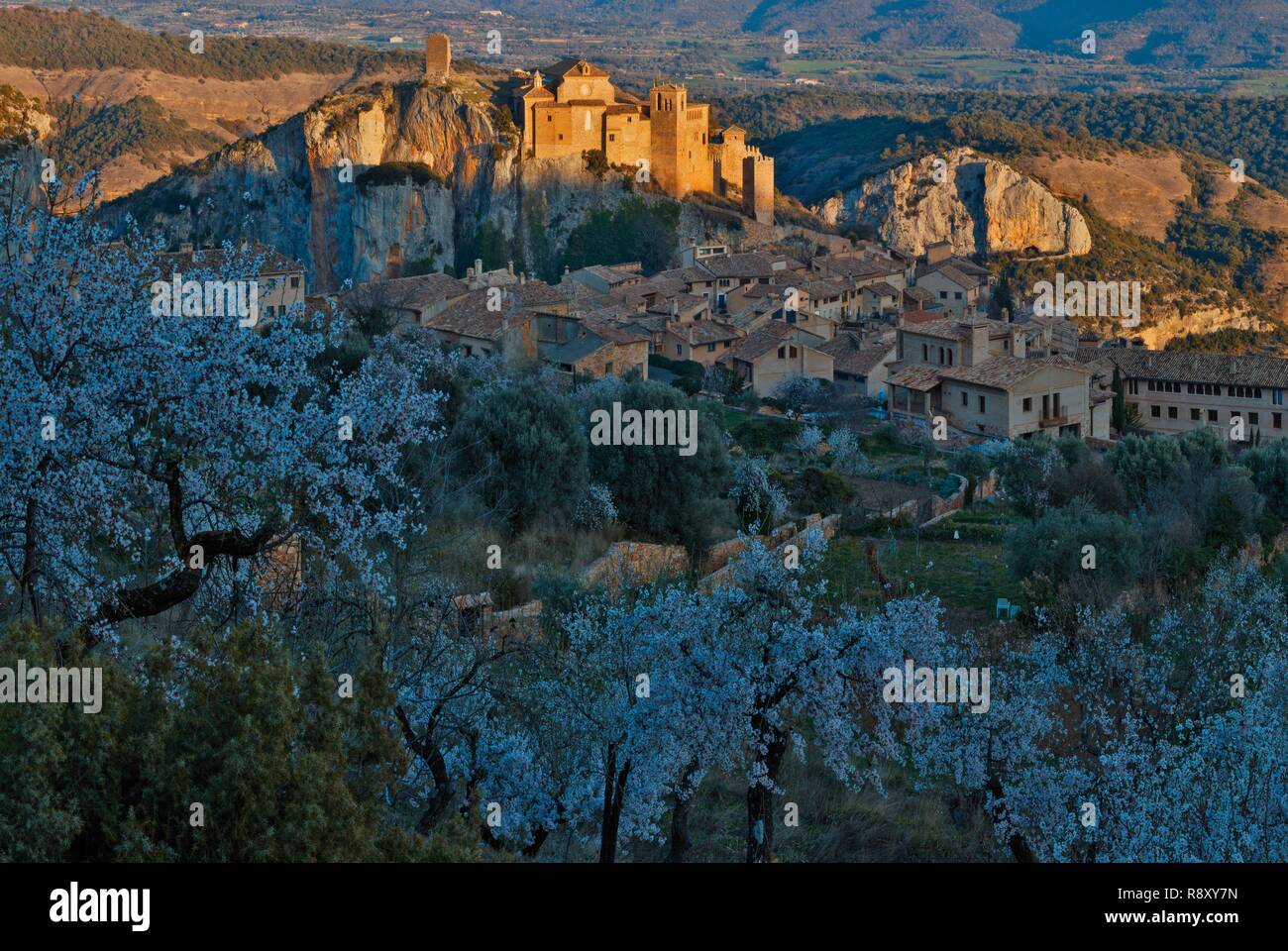 Espagne, Aragon, Huesca, Alquezar, vue d'un village médiéval perché sur ...