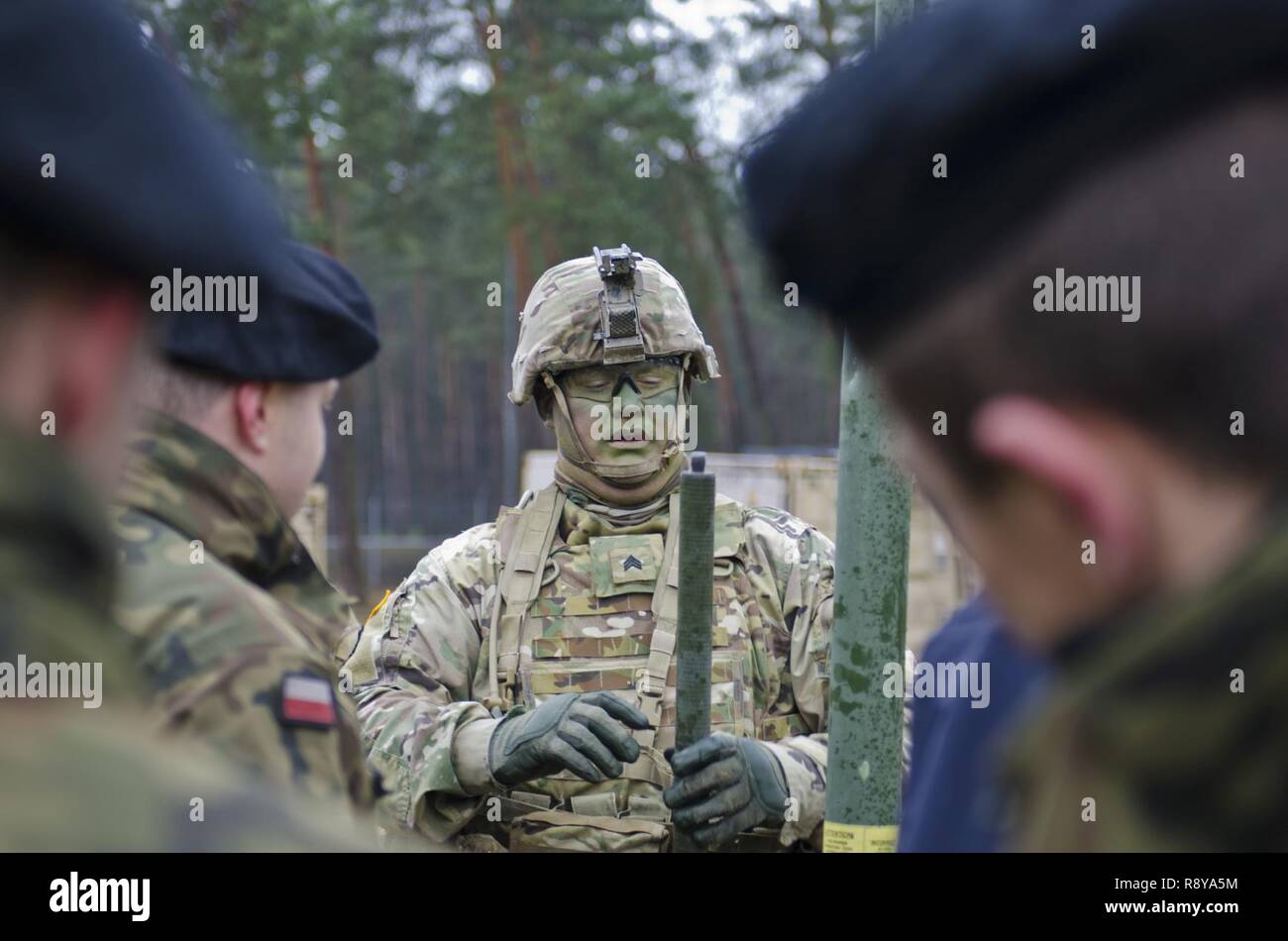 ZAGAN, Pologne -- Le Sgt. Ryan Furlong, responsable de l'opérateur ...