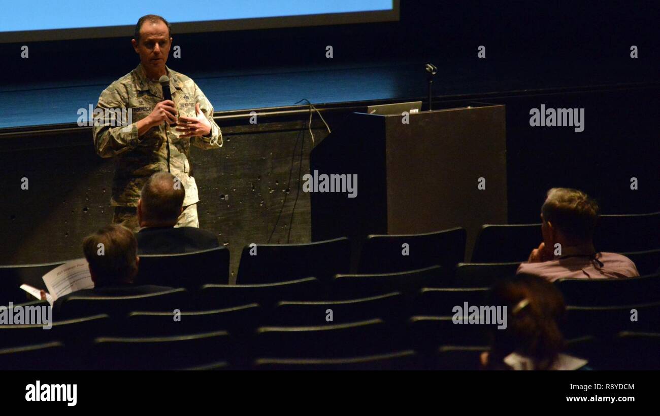 Le colonel Eric Froehlich, 377th Air Base Wing commander, les adresses ...