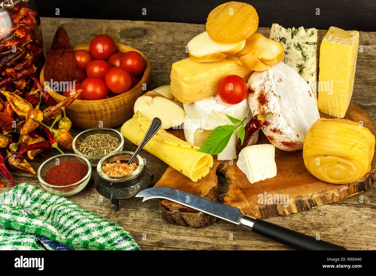 Différents types de fromage servi sur table en bois. Planche de bois ...