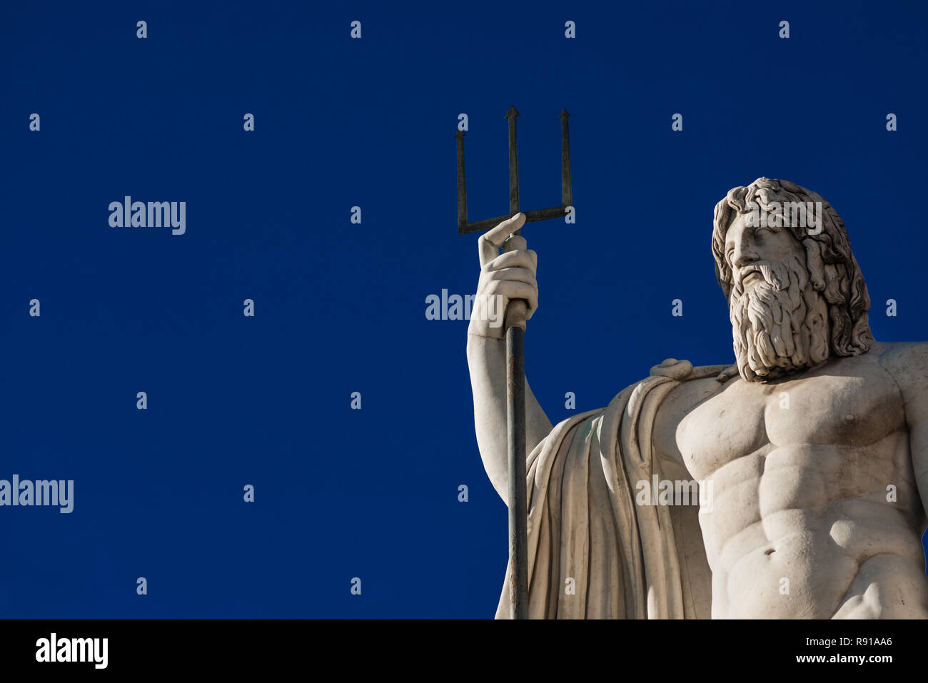 Neptune Dieu de la mer. Statue en marbre avec trident érigé en 1823 à ...