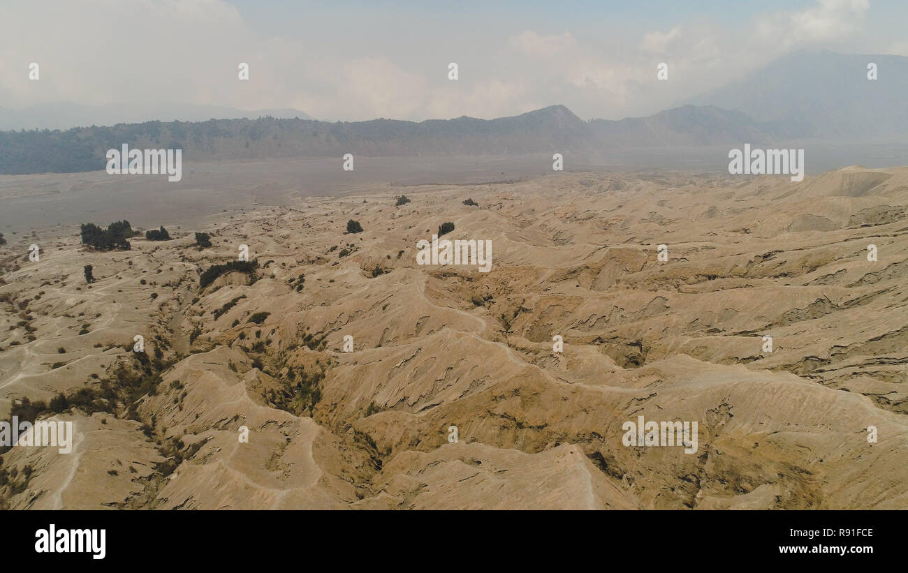 Paysage volcanique autour de volcan. Vue aérienne relief montagneux ...