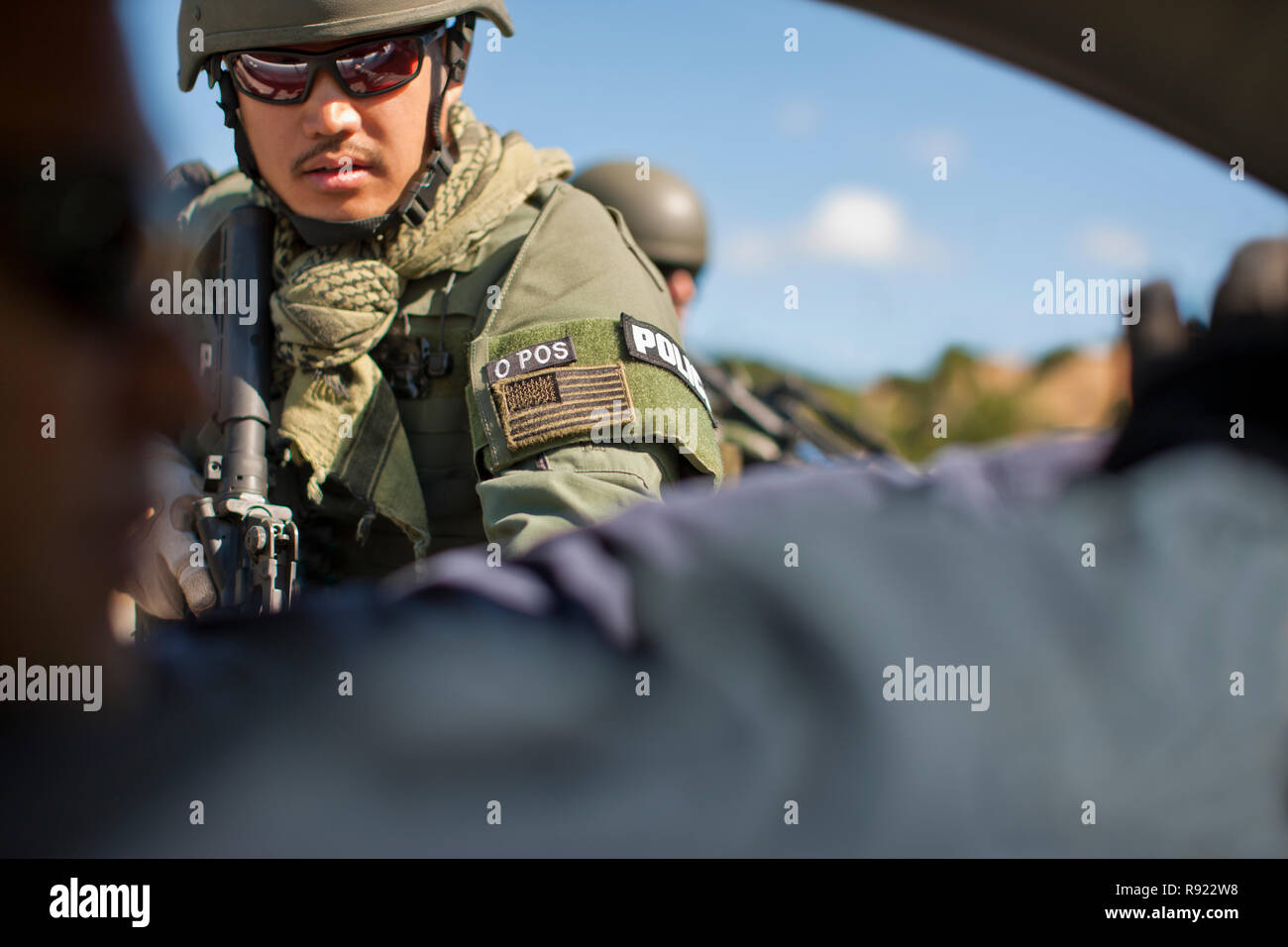 Officier de police militaire tient Banque de photographies et d’images ...