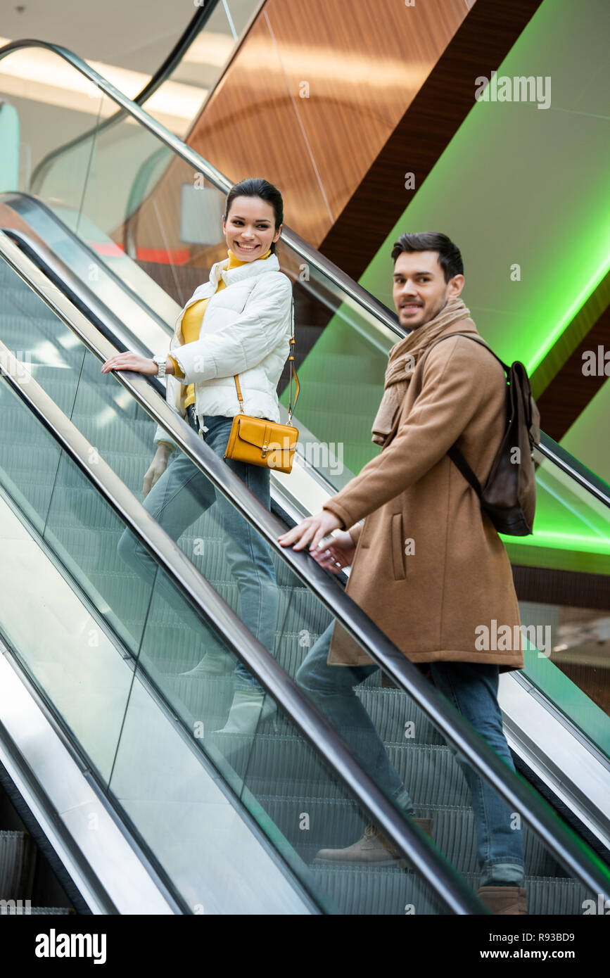 Homme qui monte escalator* Banque de photographies et d’images à haute ...