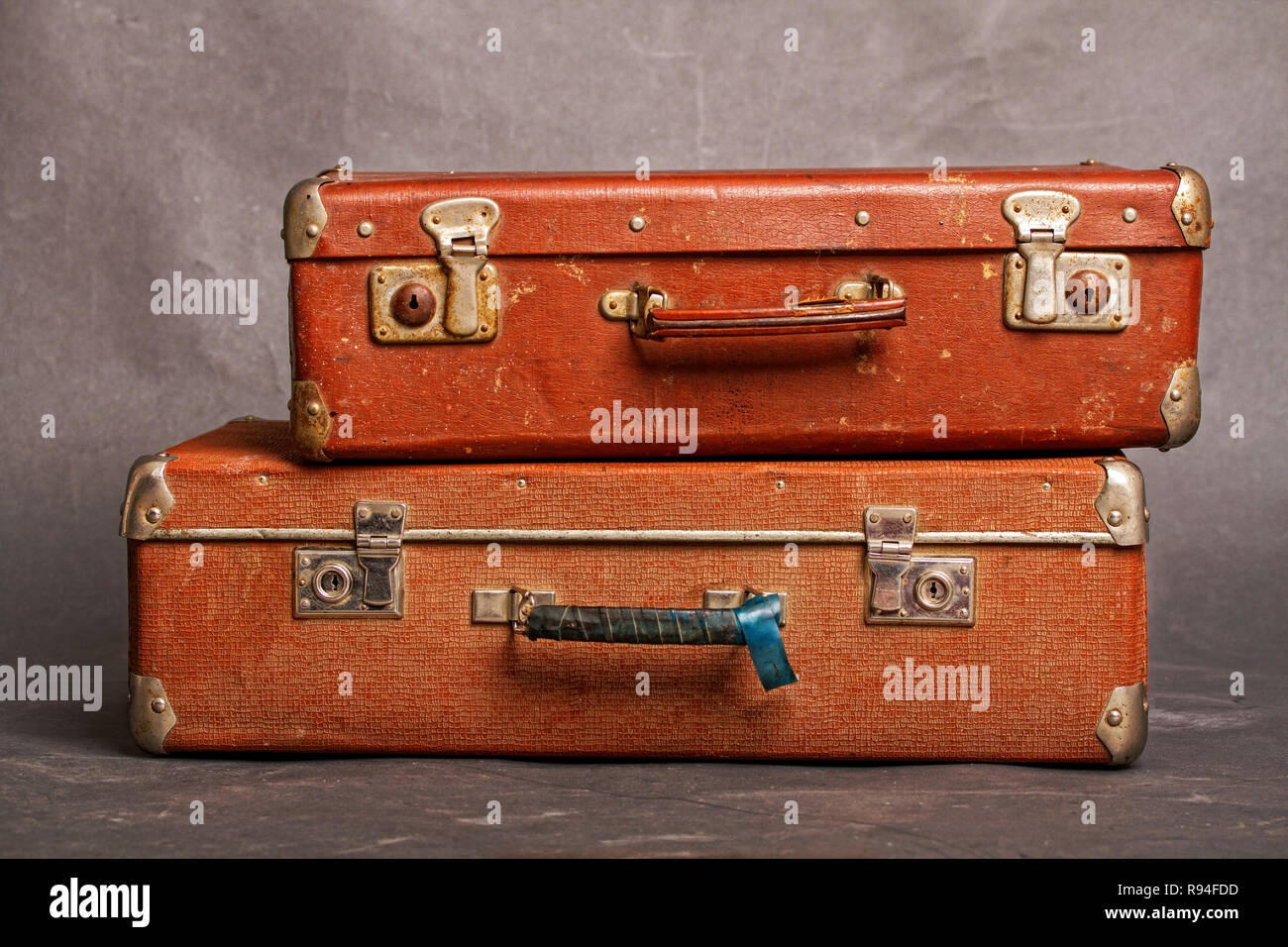 Vieilles valises de voyage Banque de photographies et d’images à haute ...