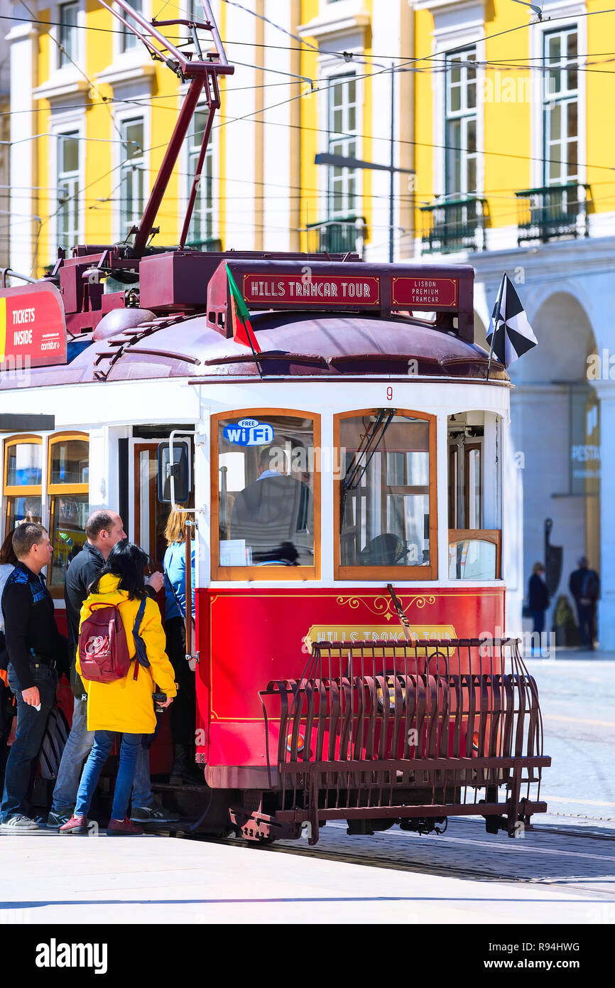Tramway rouge traditionnel Banque de photographies et d’images à haute ...
