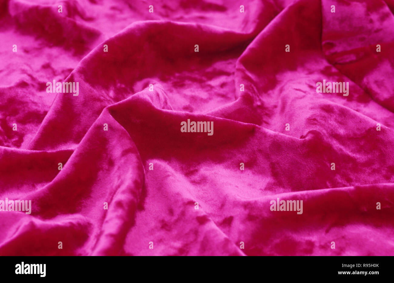 Tissus rouges Banque de photographies et d’images à haute résolution ...