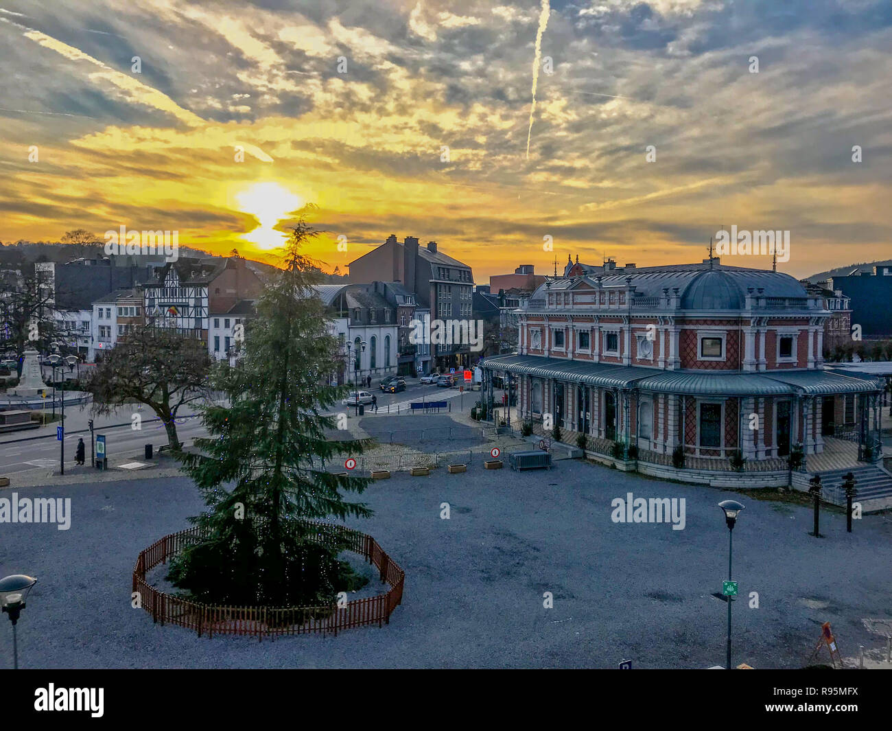 La place principale de la ville belge de Spa, avec un grand sapin de ...