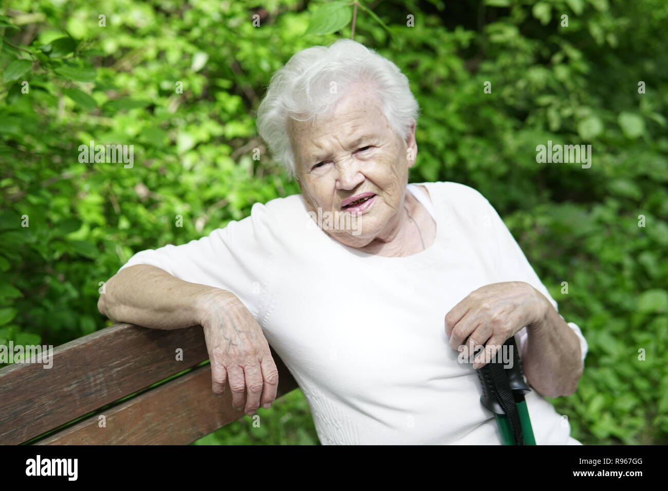 Portrait de vieille Mamie sur le banc d'un parc agréable Photo Stock ...