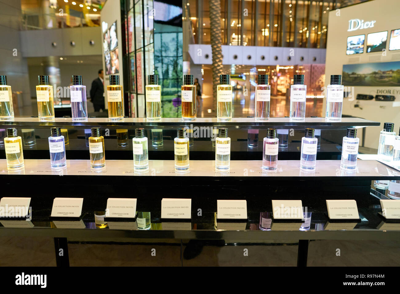 DOHA, QATAR - circa 2017 MAI : parfums sur l'affichage à l''Maison de ...