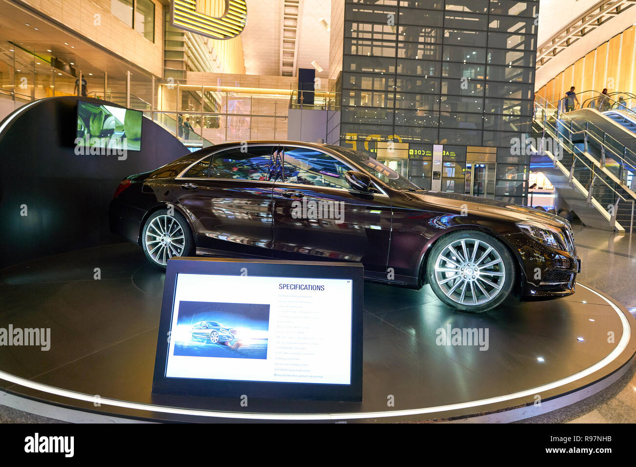 DOHA, QATAR - circa 2017 MAI : une voiture sur l'affichage à l'Aéroport ...