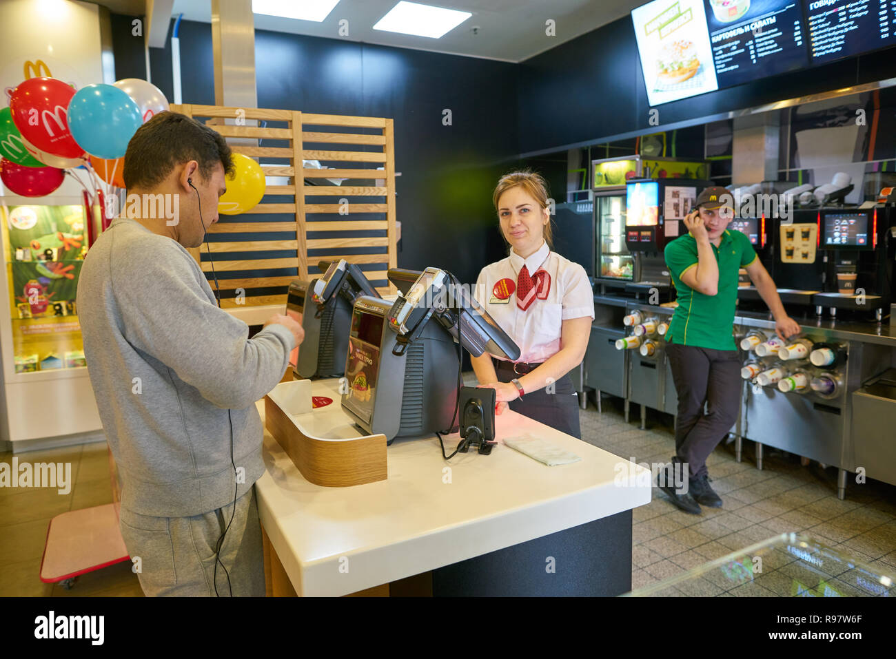 Mcdonalds cashier Banque de photographies et d’images à haute résolution - Alamy