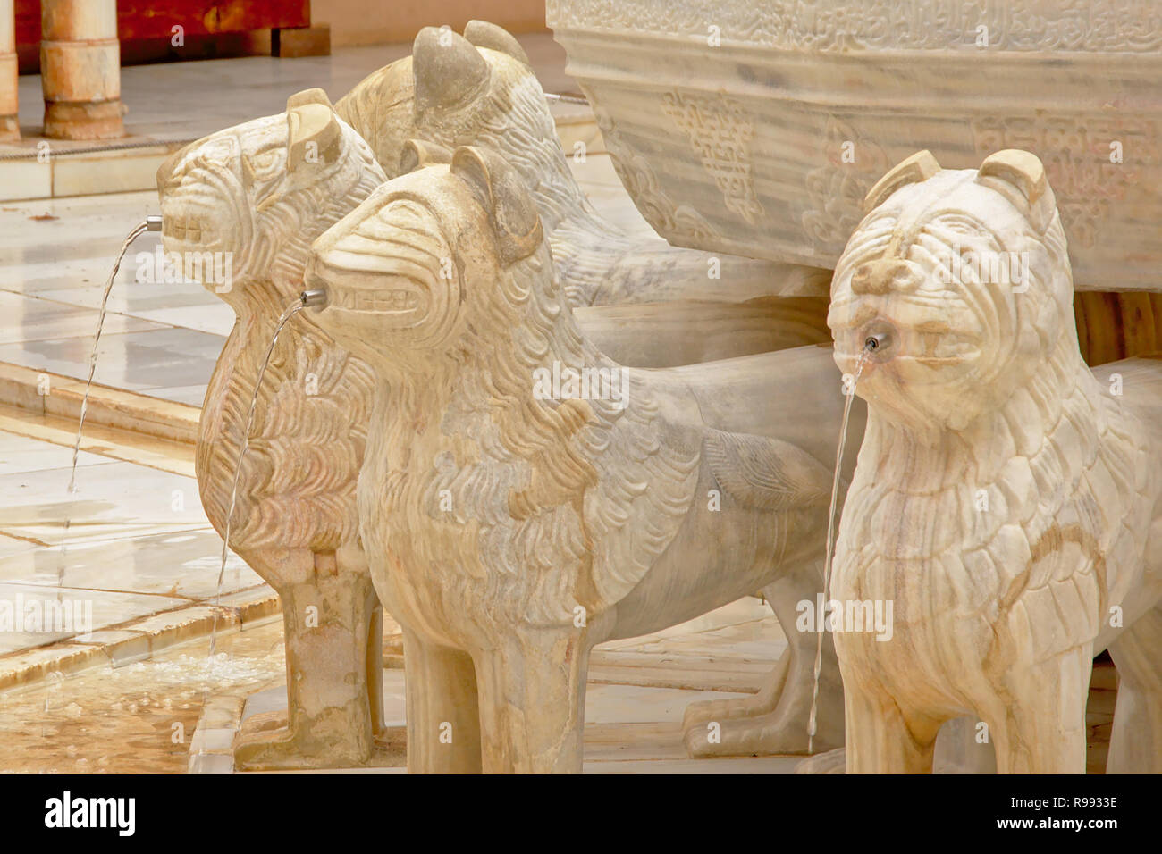 Statues de lion en pierre, une partie de la fontaine centrale de la ...