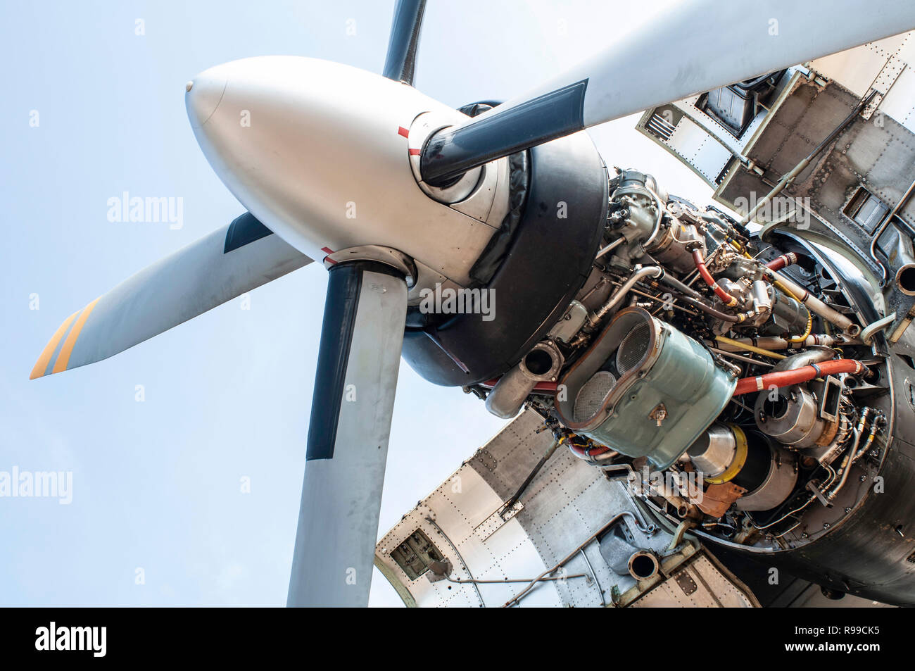 Moteur et l'hélice d'un avion militaire. Démonter et réparer le moteur ...