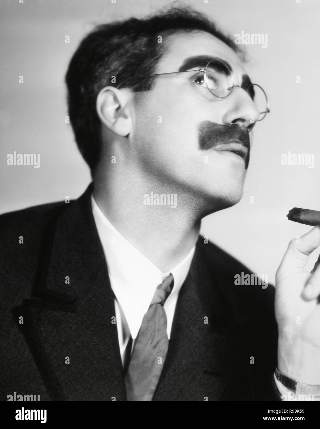 Groucho marx glasses Banque de photographies et d’images à haute ...