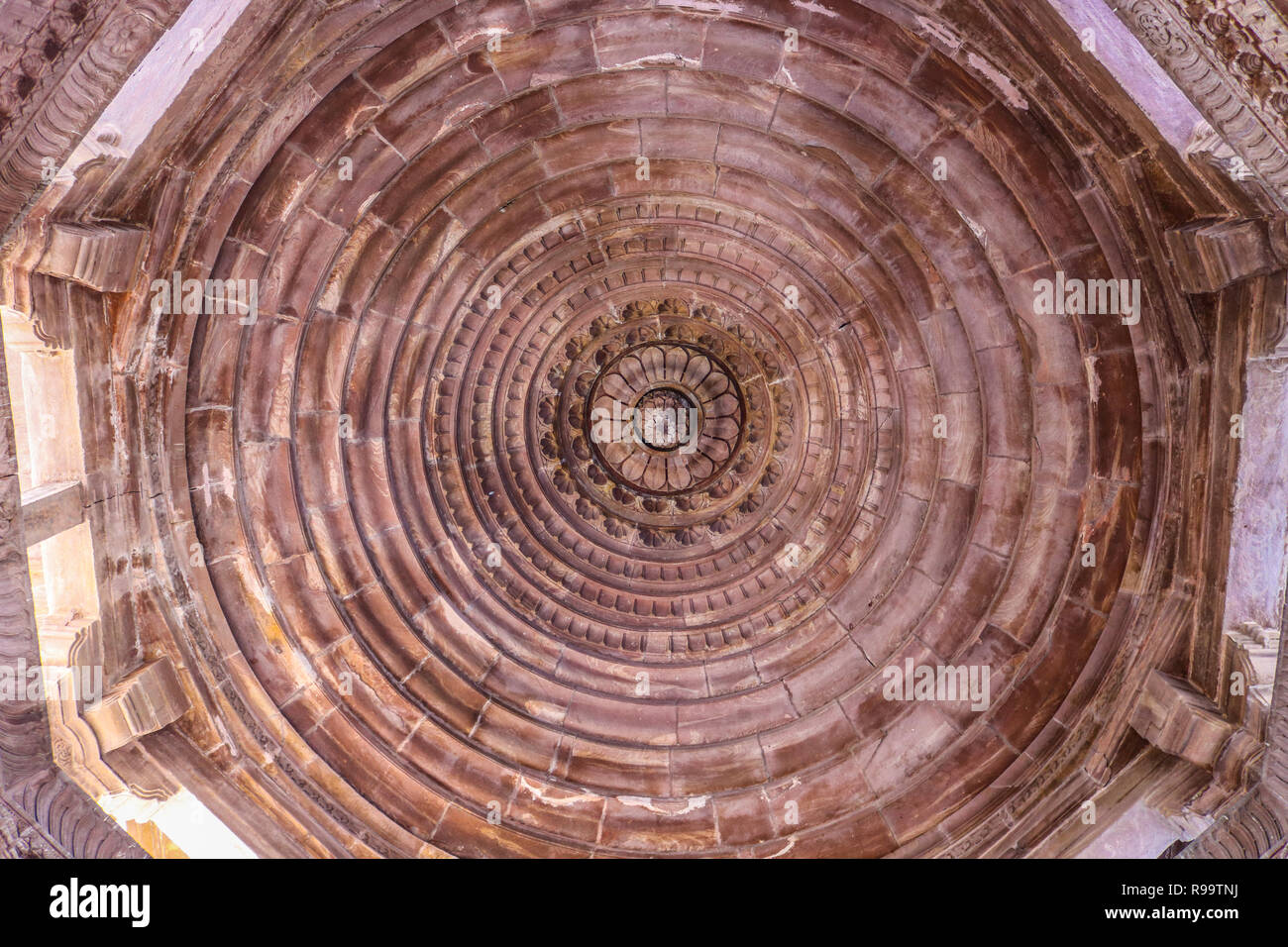 L'intérieur d'un temple de Mandore Jardin. Jardin de Mandore est ...