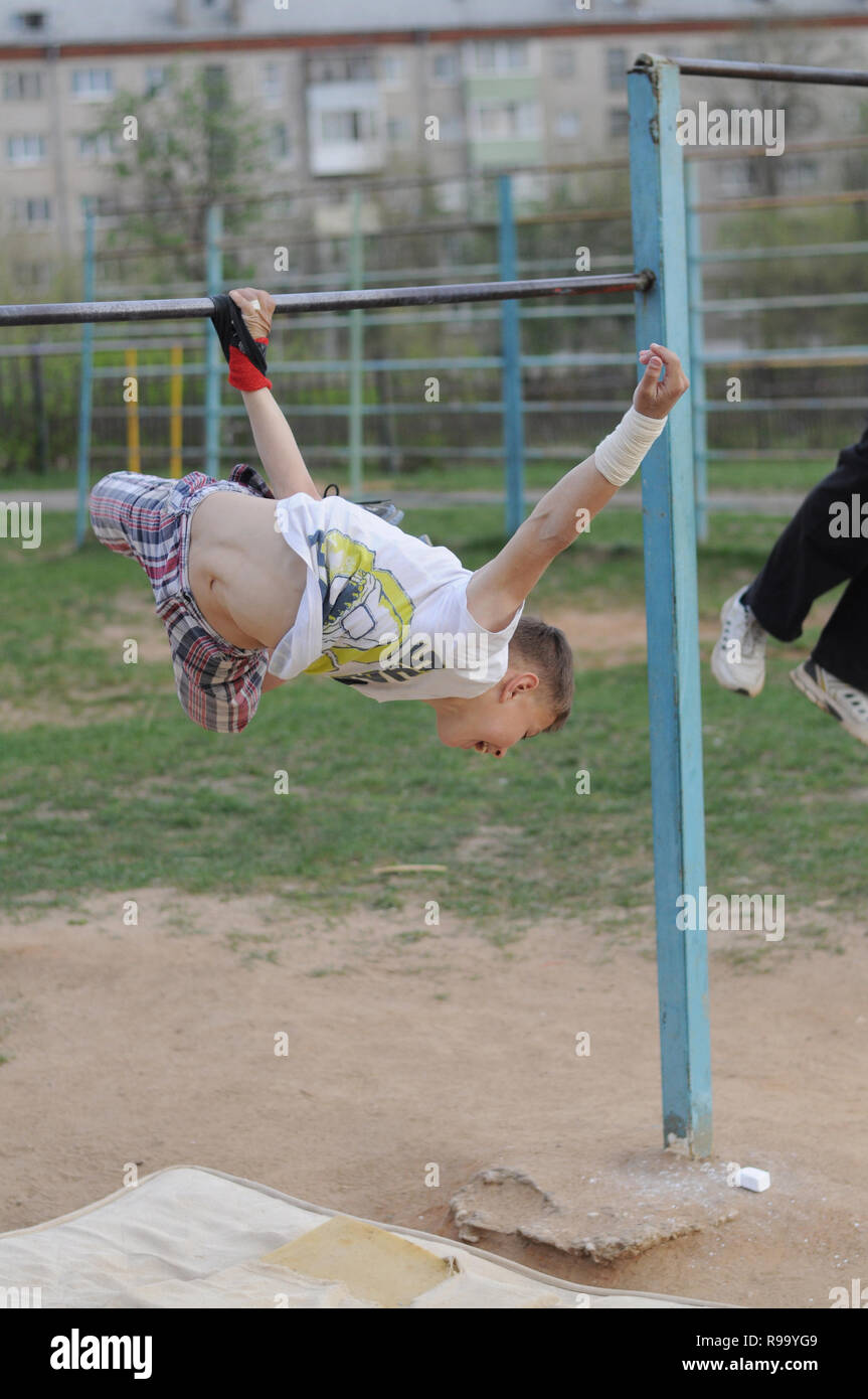 Kovrov, la Russie. 1 mai 2014. L'adolescence est engagé dans gimbarr la discipline sur une barre ...