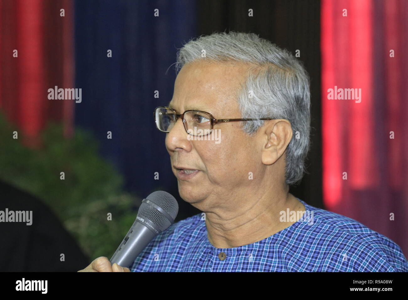 Portrait de la lauréate du Prix Nobel Muhammad Yunus, qui a remporté le ...