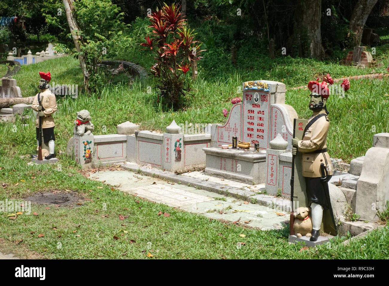 Les figures de soldats sikhs montent la garde à une tombe chinoise à ...