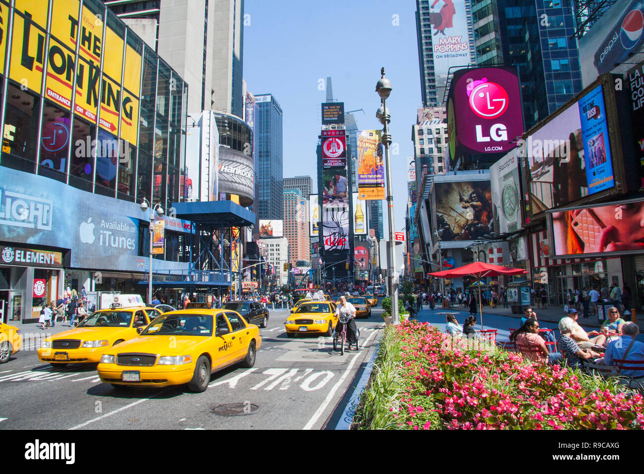 Cabs in times square Banque de photographies et d’images à haute ...