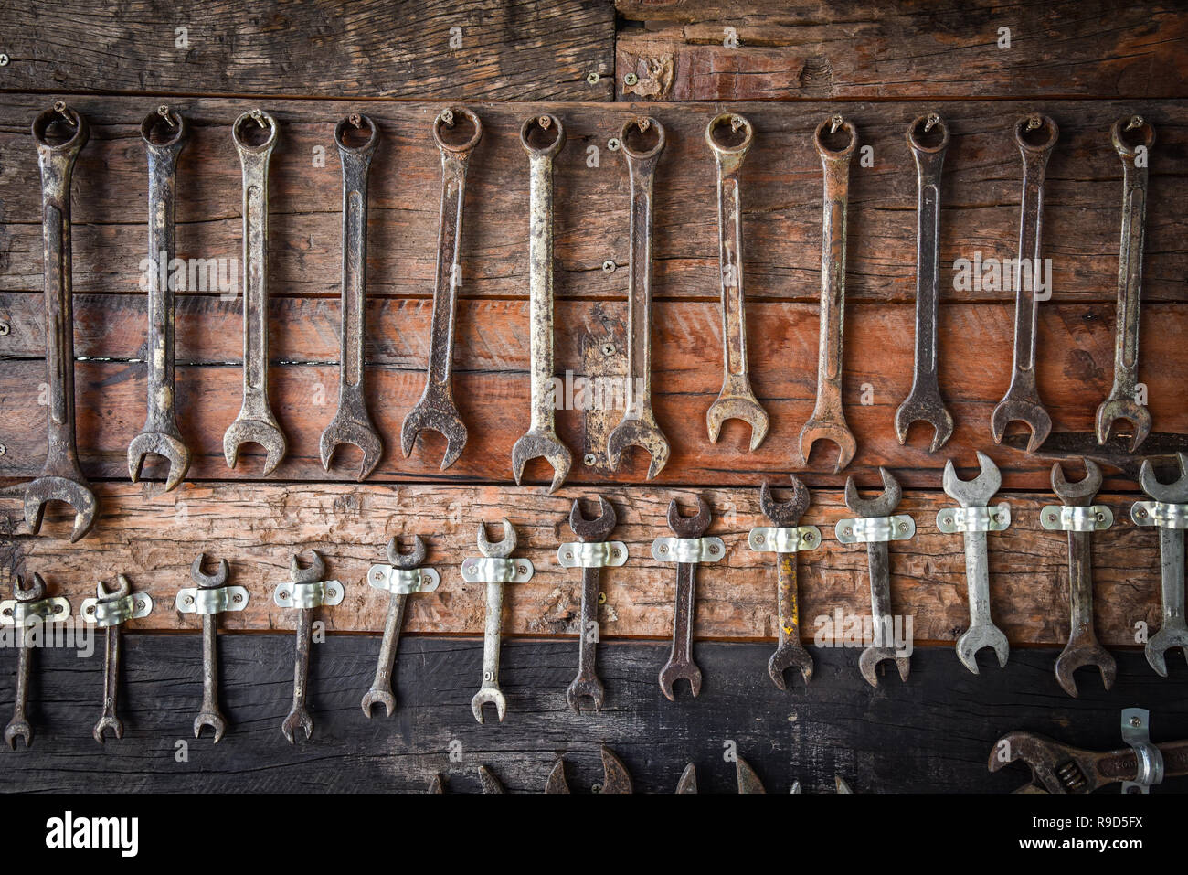 Outil manuel artisan clé auto service / outils de mécanicien à l ...