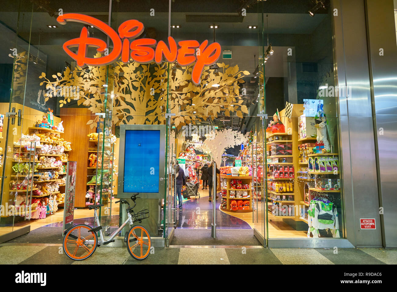MILAN, ITALIE - circa 2017, novembre : entrée de Disney Store à Milan ...
