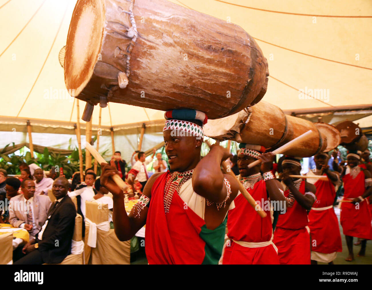 Drummers burundi Banque de photographies et d’images à haute résolution ...