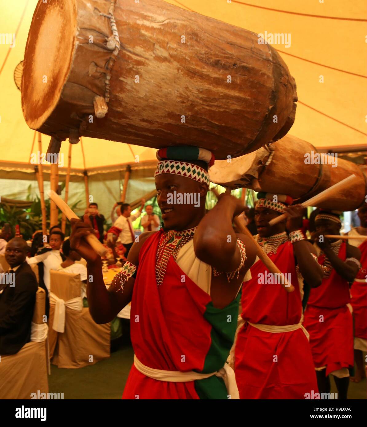 Drummers burundi Banque de photographies et d’images à haute résolution ...