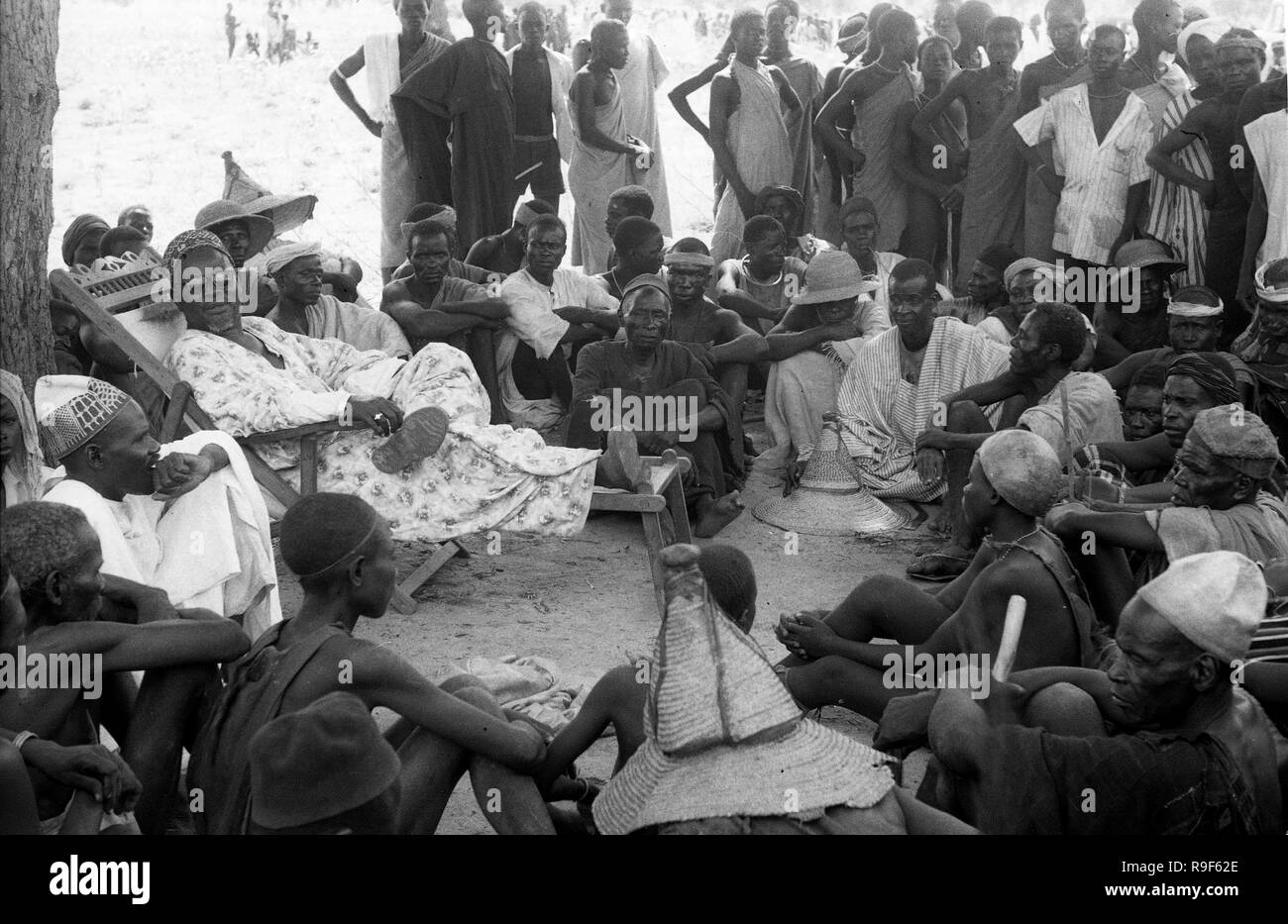 Village community meeting africa Banque d'images noir et blanc - Alamy