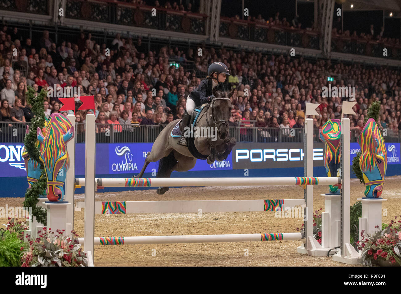 Connie Mensley équitation Madonna remporte le gui mini piquets pendant ...