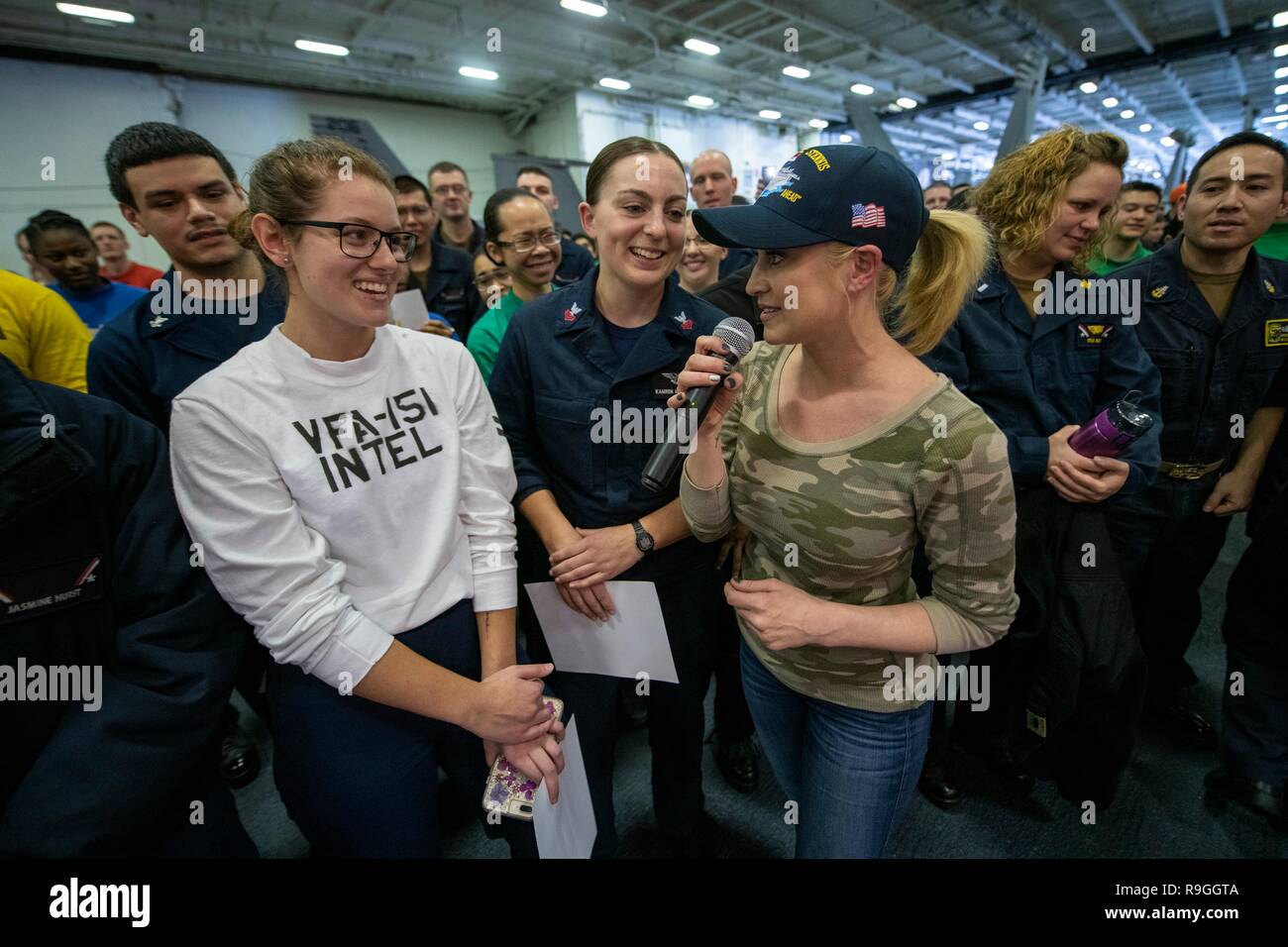 La chanteuse de musique country Kellie Pickler, droite, effectue d'un ...