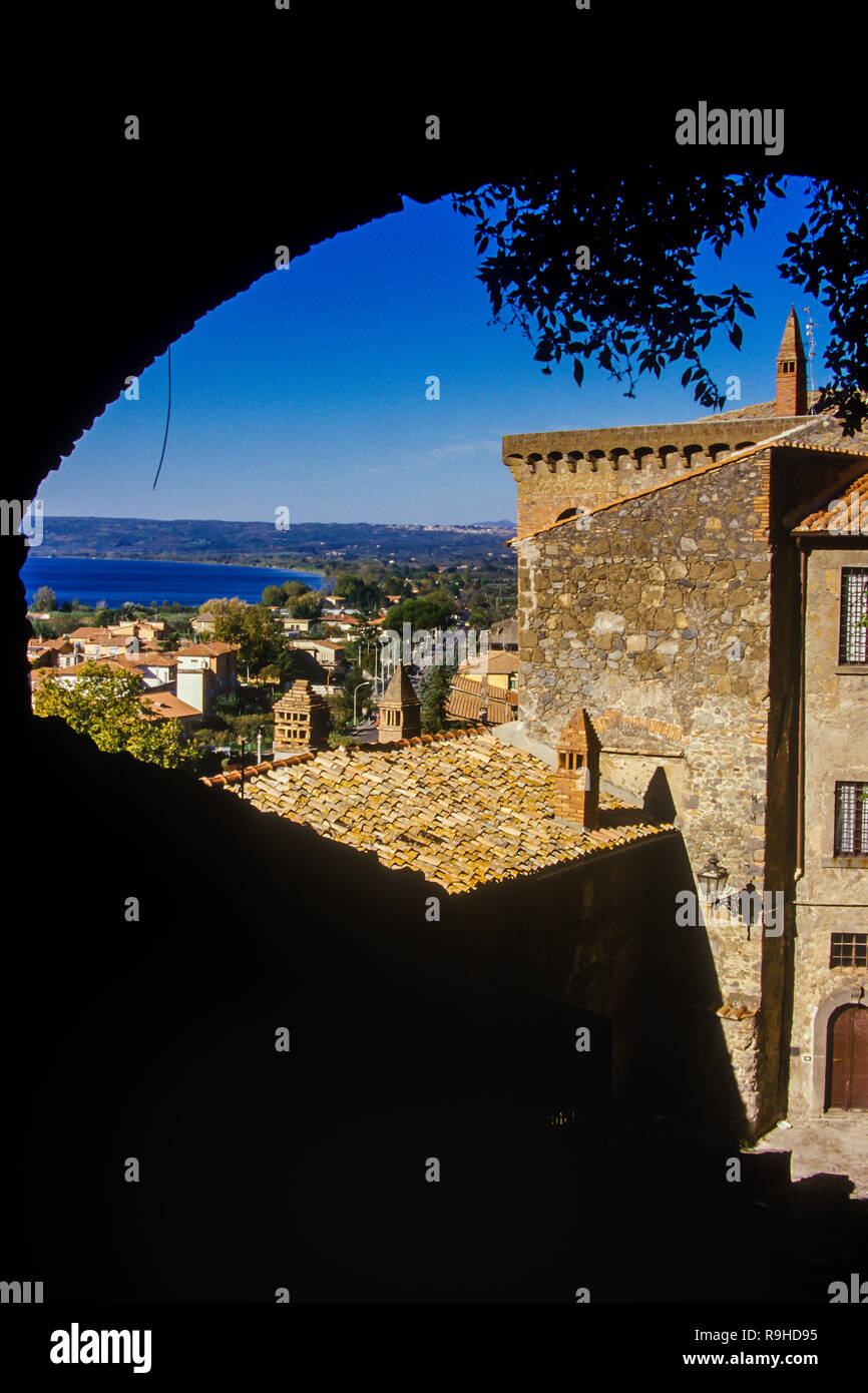 Lac de Bolsena (Italie) - La ville médiévale avec un château sur le lac ...